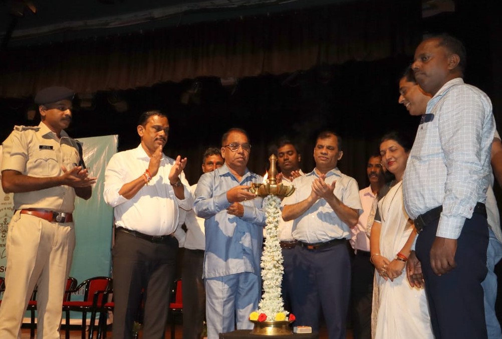 SHIRODKAR HEARS GRIEVANCES AT JANTA DARBAR – Department of Information ...